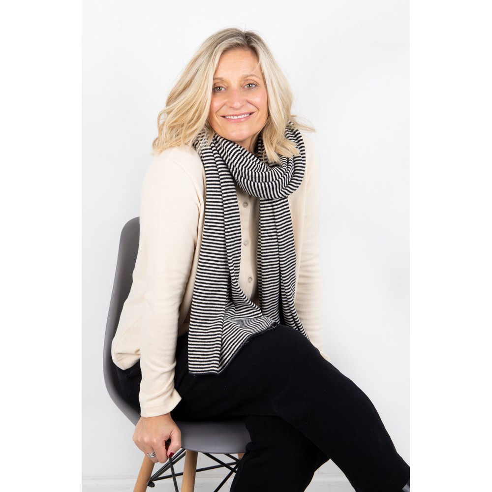 Mama B Segovia R Micro Stripe Fleece Scarf in Nero